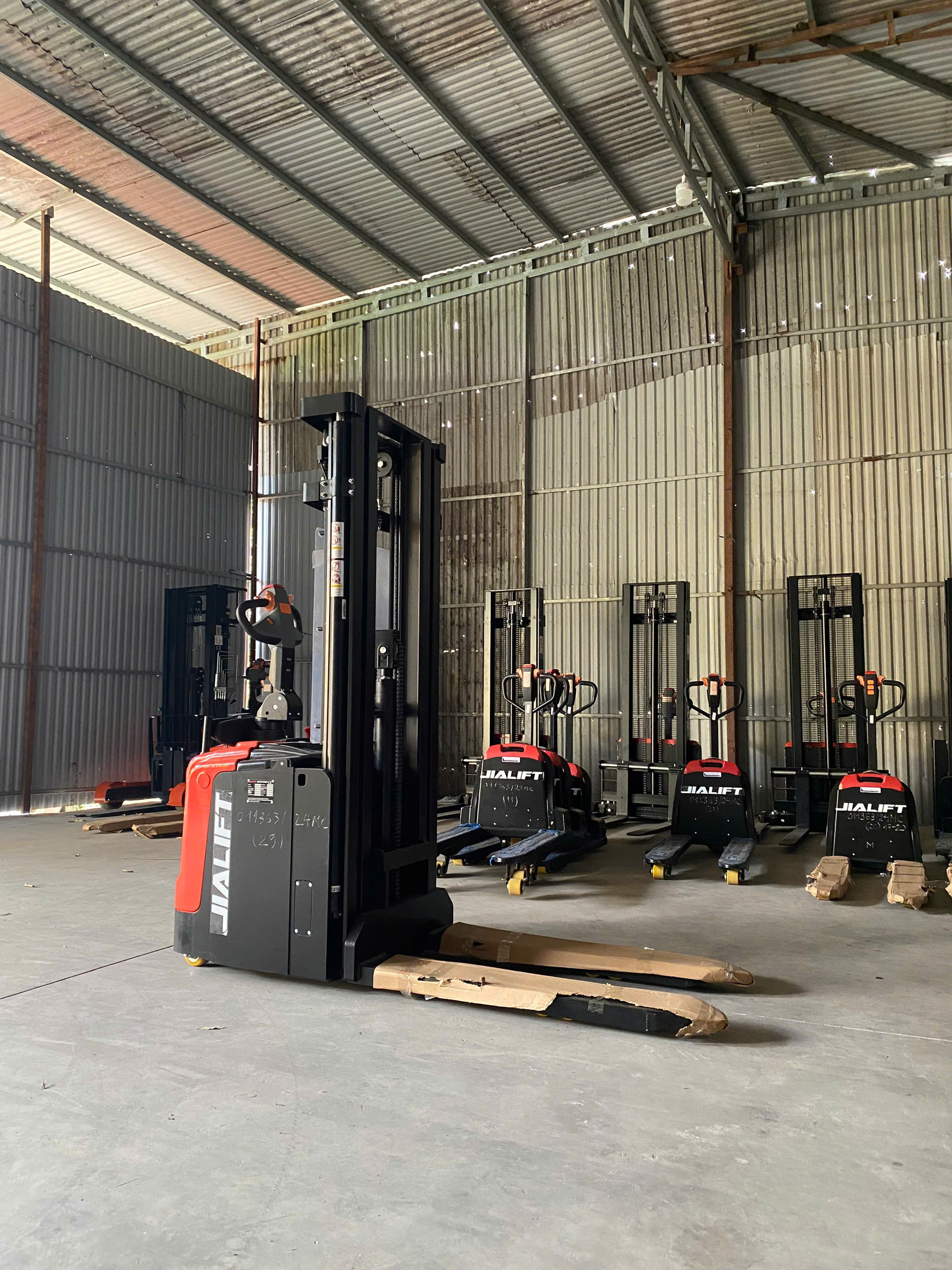 XE NÂNG STACKER GIÁ TỐT - Xe Nâng jialift